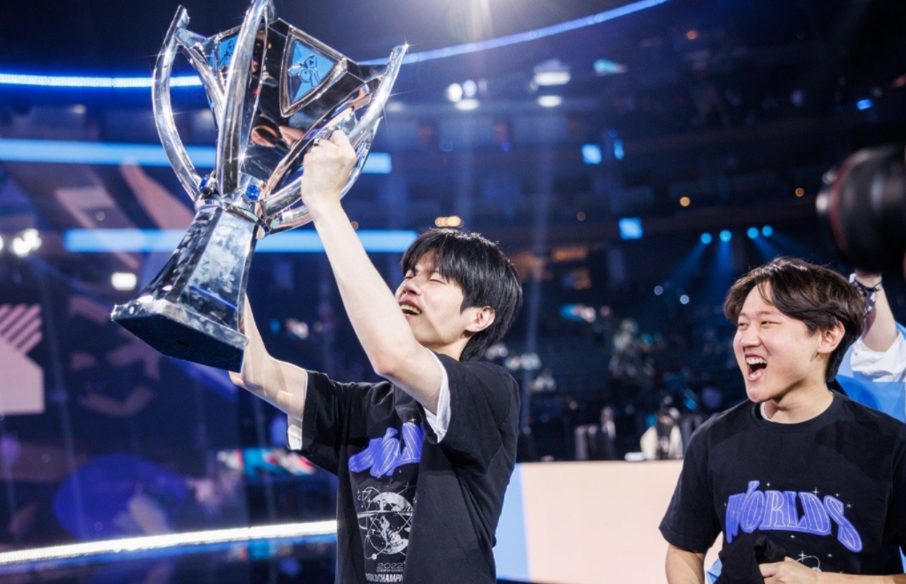 Deft全新专访上架，T1队长赢得认可，EDG厂长再次被点名