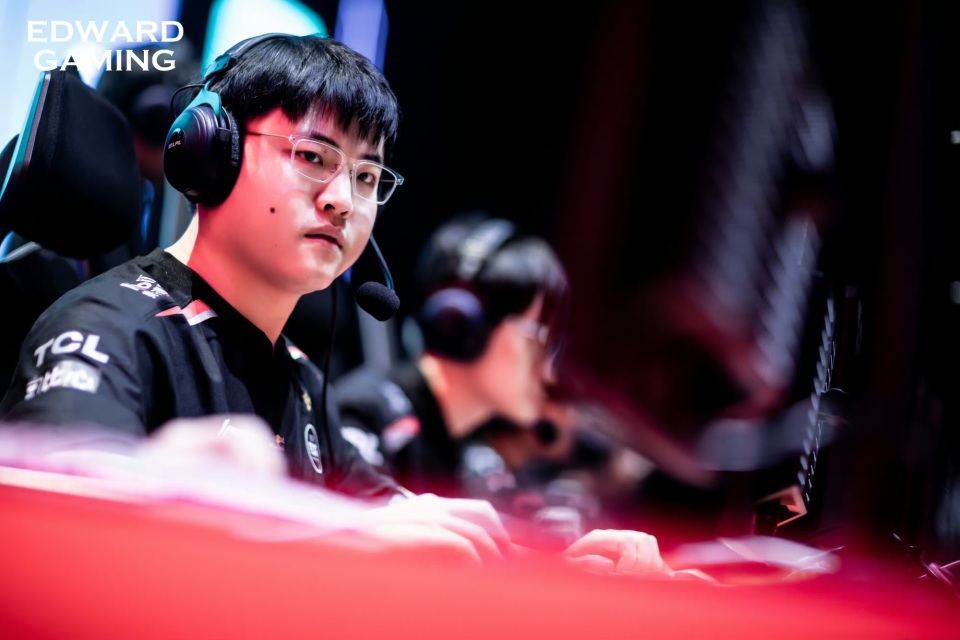 LOL：EDG更换对战LGD首发名单，fofo韩服改名表达不满，凭什么_腾讯新闻