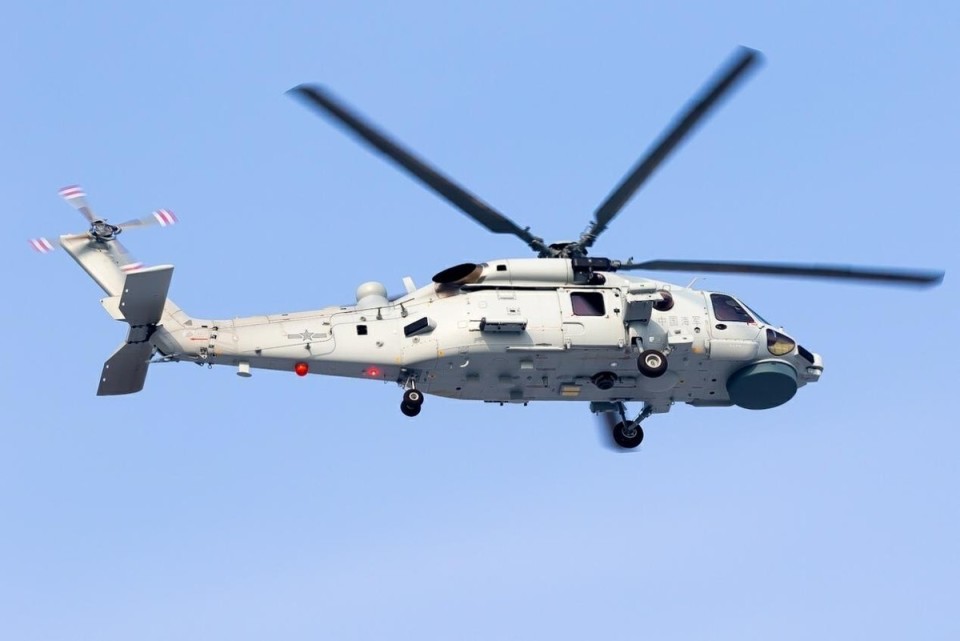 直-20J舰载战术多用途直升机首次公开亮相 增强海上突击运输能力_腾讯新闻