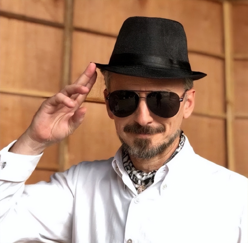 58岁河国荣自杀：入行不易、晚年潦倒，与妻子间的真爱令人动容_腾讯新闻