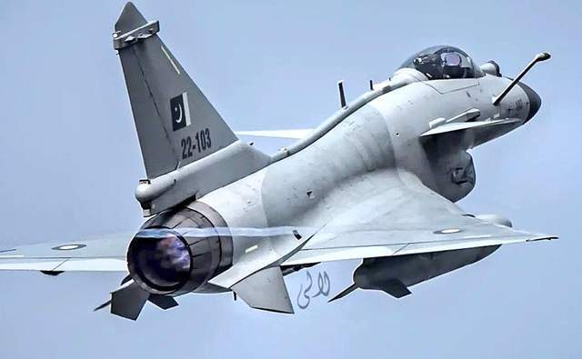 歼10C大战F16！对方动力明显更强，我们能够率先发现_腾讯新闻