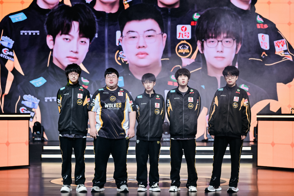 WB拿到赛季首胜，Hero遭LGD让二追三，狼队四连胜锁定S组_腾讯新闻