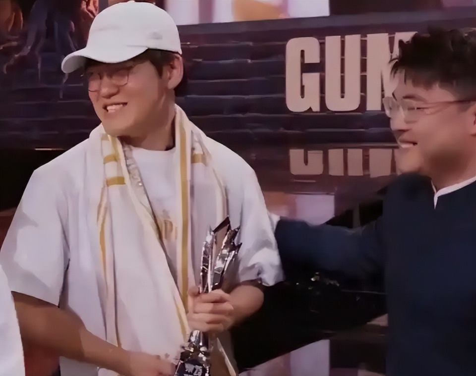 Peyz逃回LCK，超低价加入T1，在JDG把身价打没了_腾讯新闻