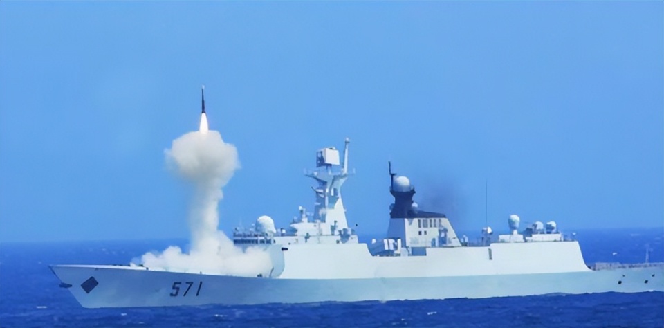 红旗16C首次亮相阅兵式，助力国产054A型护卫舰升级成防空舰_腾讯新闻