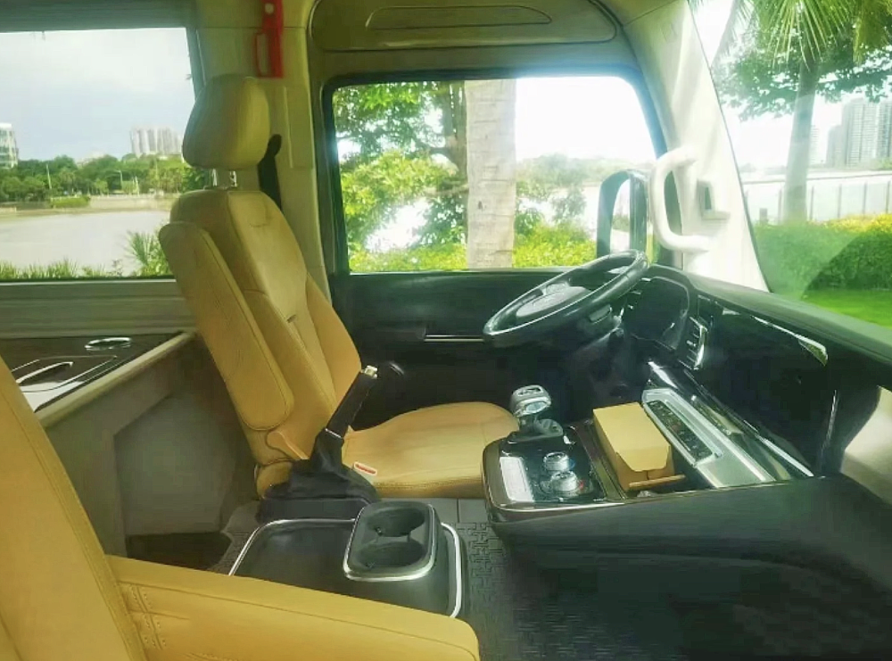 国之重器！一汽红旗QM7正式上线，配自研3.0T引擎，比考斯特还大_腾讯新闻