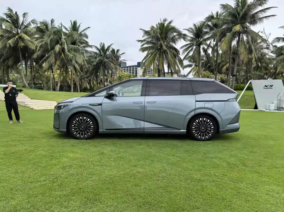 小鹏X9增程版实车曝光，纯电续航452km_腾讯新闻