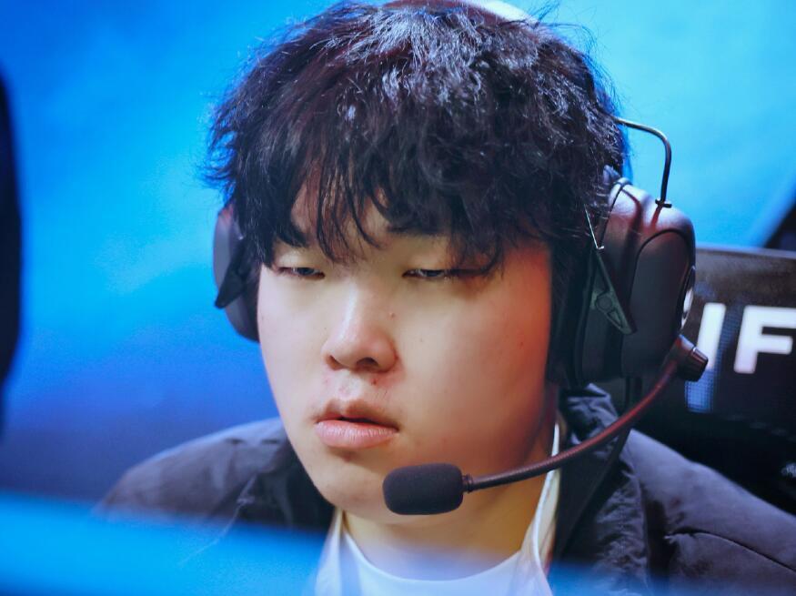 Faker排位偶遇bin，结果被他打到破防，直接求他别送了_腾讯新闻