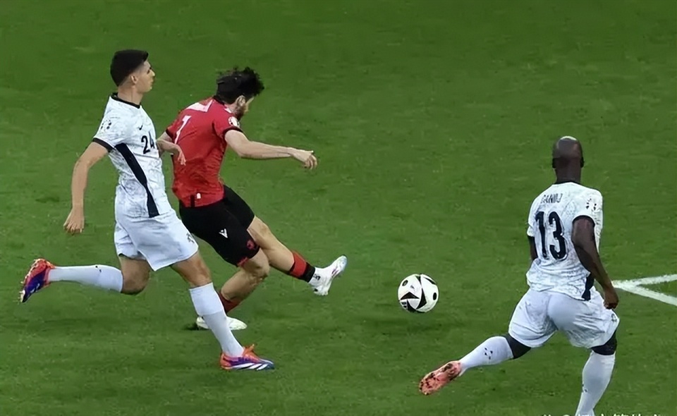 梦想照进现实！K77赛后晒出MVP奖杯和C罗球衣 亚洲小国因他逆袭_腾讯新闻