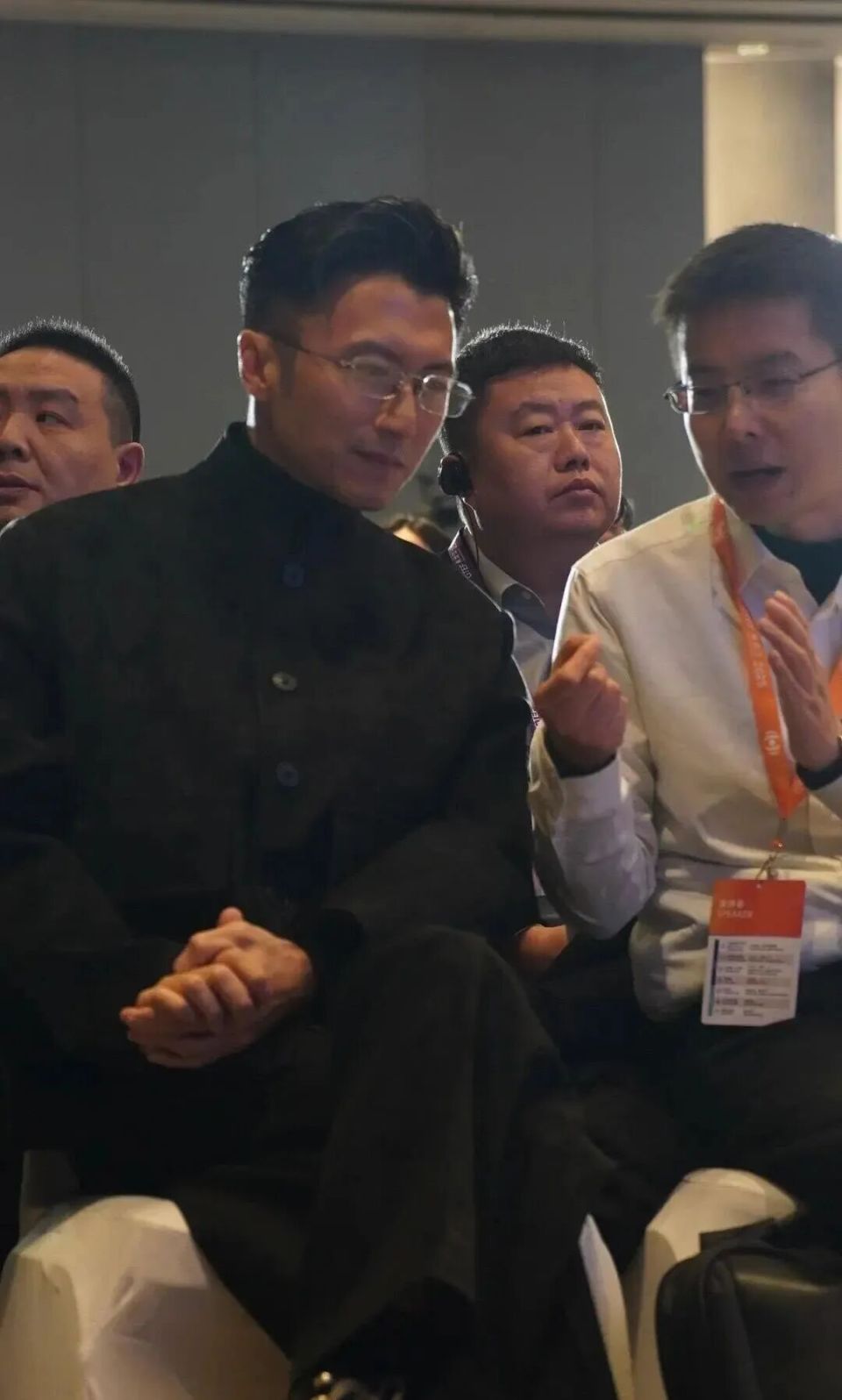 45岁谢霆锋凭新身份杀进大佬圈，再一次让人刮目相看！_腾讯新闻