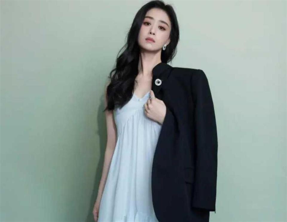 蒋欣越来越有辣妈气质了，蓝色薄纱连衣裙搭配黑色西服魅力无双！_腾讯新闻