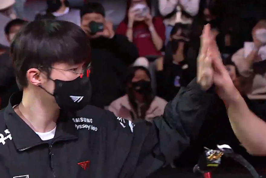 T1击败DK，辅助不愧是K博士，Faker开心和队友击掌庆祝