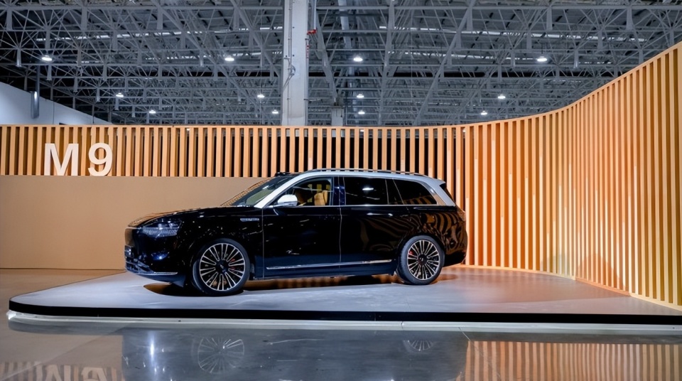 力压BBA，问界M9问鼎豪华车销量榜首，52度大电池版让市场疯狂_腾讯新闻