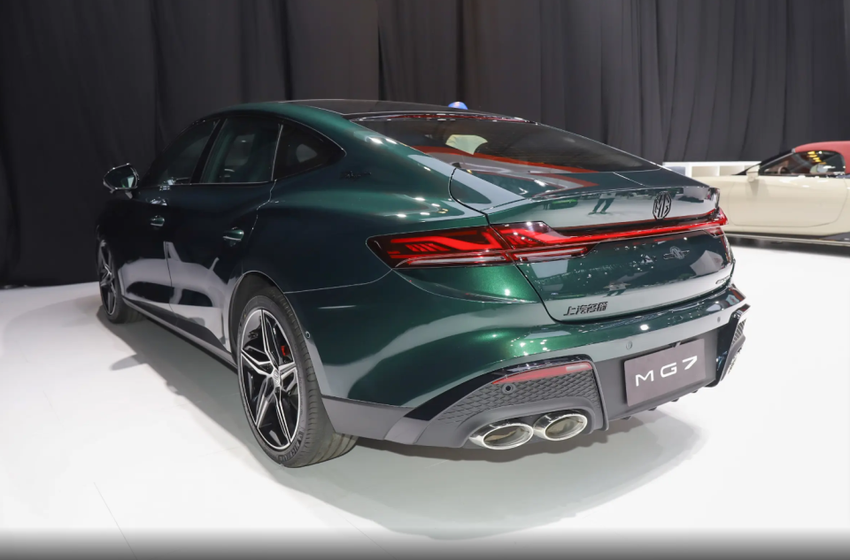 一口价干到10.99万，国产“西装暴徒”MG7，大轿跑无框门长轴距_腾讯新闻