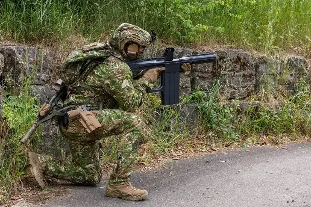 美军新型榴弹发射器曝光，和我们的狙击榴哪个好？_腾讯新闻