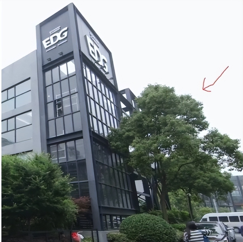 Uzi确定加盟EDG！复出首战无缘面对JDG，22号成最佳选择_腾讯新闻