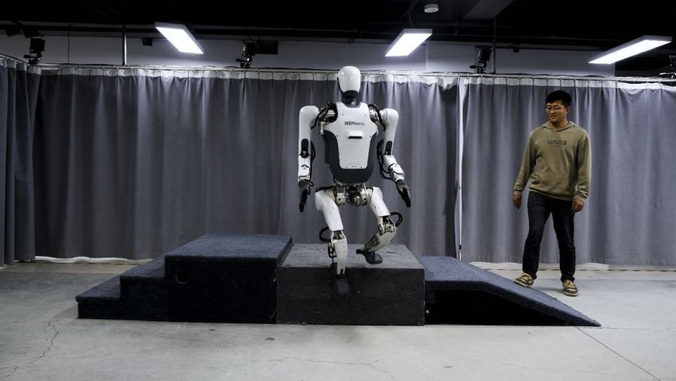 会爬山还会自动避障碍，云深处DR01人形机器人探索具身智能新篇章_腾讯新闻