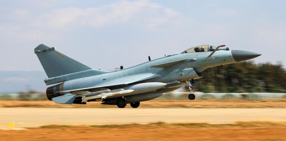 141架F16V已升级，新版本已经下线服役，与歼10C战机比孰强孰弱？_腾讯新闻