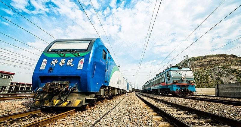 含金量堪比高铁！中国重载铁路之王神24，何以拽动100节火车厢？_腾讯新闻