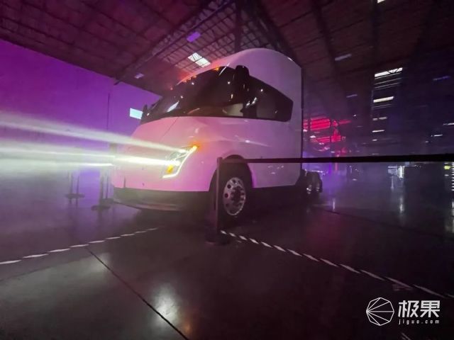 特斯拉重型卡车semi终于交付！这台“电动猛兽”最长续航800公里 腾讯新闻