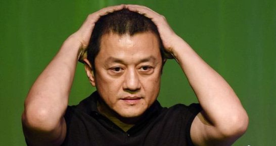李亚鹏欠巨款被限制高消费，滞留在机场，女儿李嫣却在瑞士购物_腾讯新闻