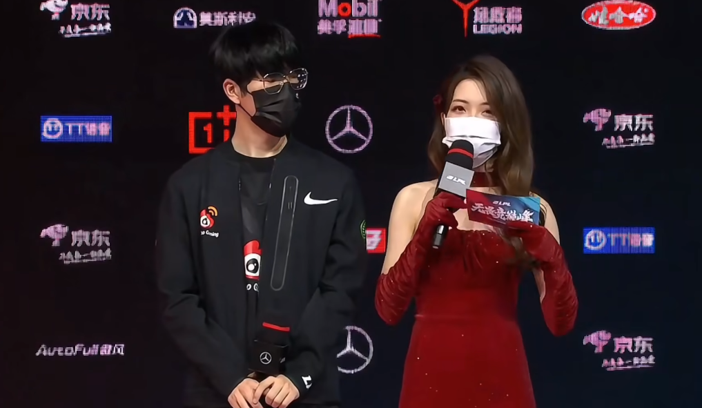 时隔四年，TheShy希然再续前缘？比赛时还不忘注意主持人的pose