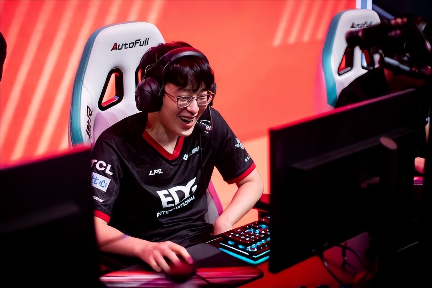 前V5教练爆料：Scout低薪签了LNG！拒绝了EDG的2倍工资