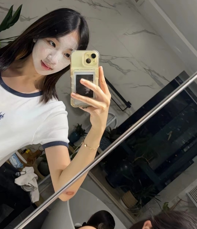 吴尊13岁女儿晒近照，NeiNei化妆穿吊带裙显成熟，甜馨猛夸漂亮_腾讯新闻