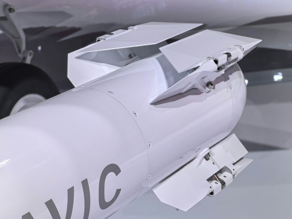 PL15E折叠弹亮相，射程200公里，歼20内置弹舱可以挂6枚_腾讯新闻