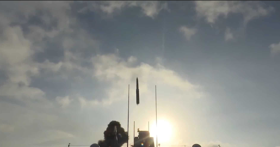 055型驱逐舰有多大？与052D同框才明白，为何美国称为“巡洋舰”_腾讯新闻