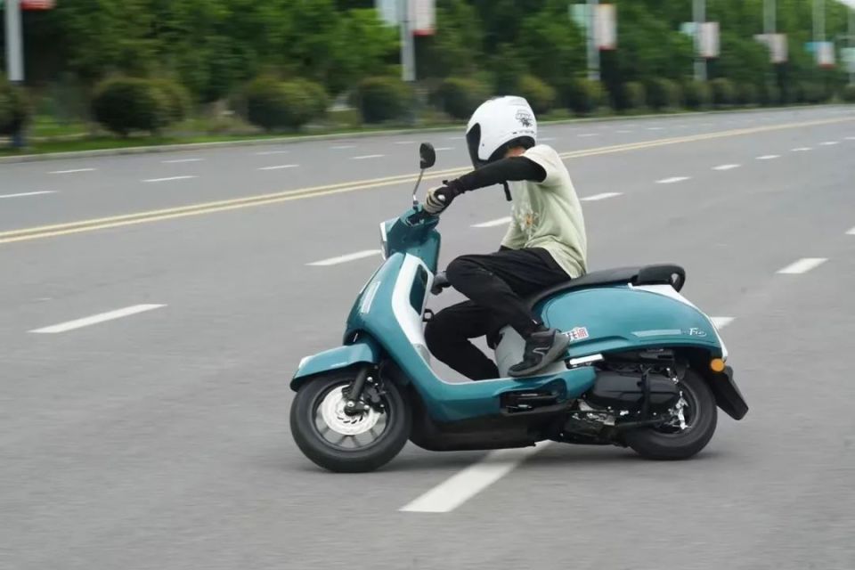 复古小踏板怎么选：济南铃木US125对比五羊-本田F125竞争分析_腾讯新闻