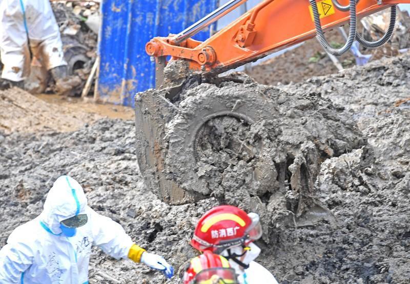 东航5735坠毁一年：近5万个残骸碎片，为什么很难还原事故真相？_腾讯新闻