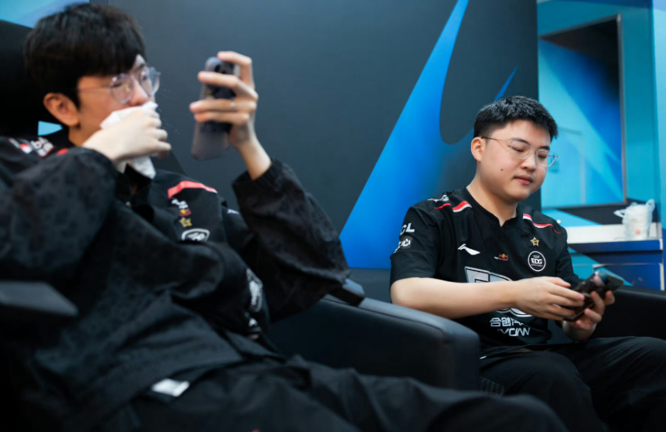 EDG力克FPX挺进季后赛，Jiejie逗笑茂凯，Uzi吐露心声_腾讯新闻