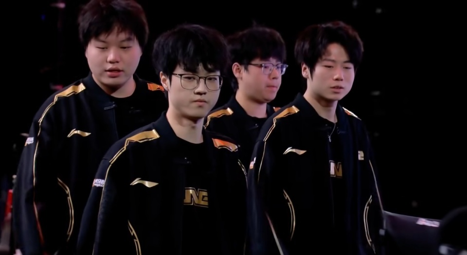 RNG赢下生死战，OMG遭无情斩杀！LPL第一支淘汰队伍，放假七个月_腾讯新闻