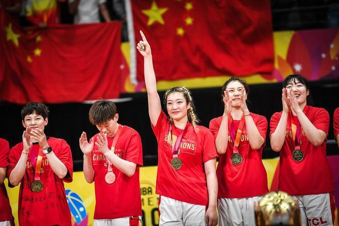 女篮奖金分配方案曝光，杨力维排第4，李梦排第2，两黑马太惊喜_腾讯新闻