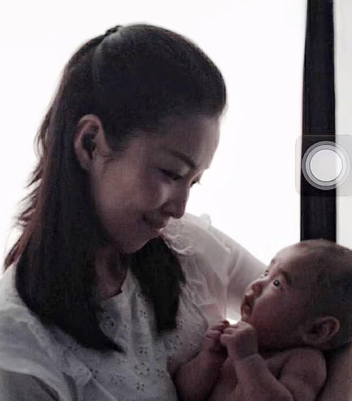 她是东方卫视主持人，当年风光出嫁，离婚后11年给儿子当妈又当爹_腾讯新闻