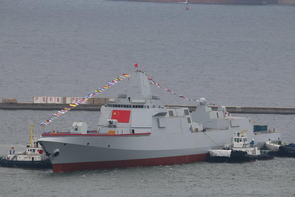 055型驱逐舰有多大？与052D同框才明白，为何美国称为“巡洋舰”_腾讯新闻