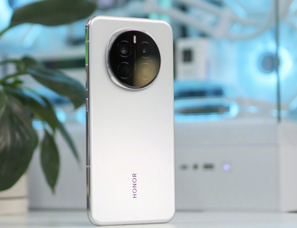 荣耀放弃武德，16G+512G下跌1220元，骁龙8至尊版+IP69+50倍变焦_腾讯新闻