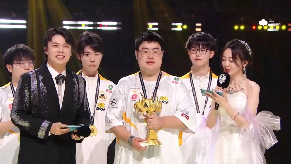 狼队4-2AG，夺得第9冠！小胖获FMVP，打了AG“0738”耻辱局_腾讯新闻