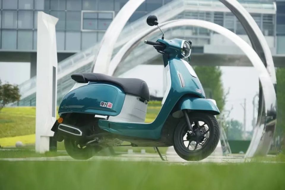 复古小踏板怎么选：济南铃木US125对比五羊-本田F125竞争分析_腾讯新闻