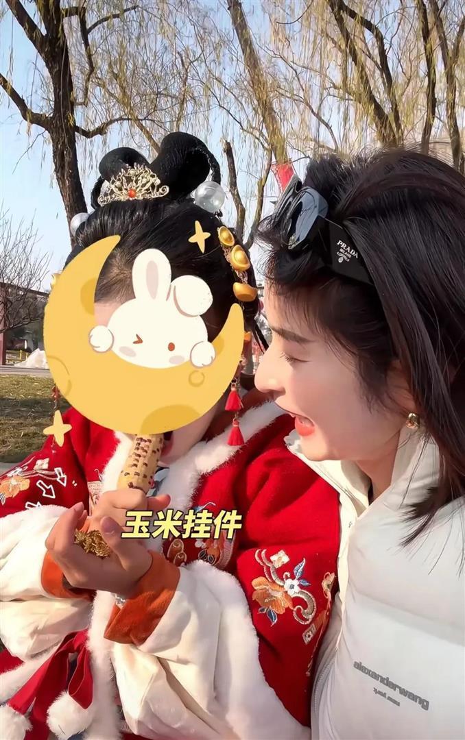 颖儿领娃回西安不住婆家选酒店，公婆现身宠孙画面超有爱！_腾讯新闻