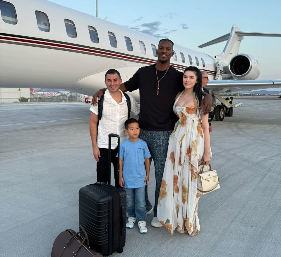 NBA／Jimmy Butler III親密合影曝光！與美女牌手搭私人飛機出遊未來兩年薪水1.1億 – 籃球迷