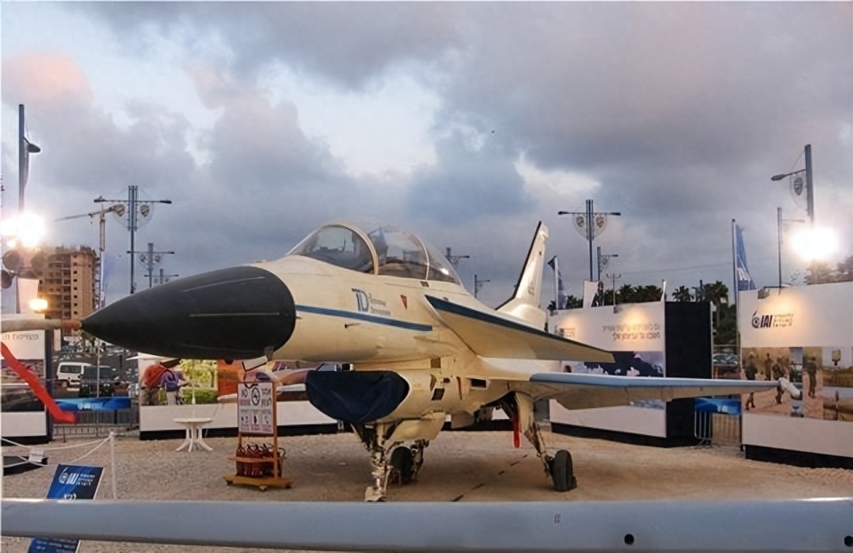 歼10变成中国F16，美国不理解，歼10的走位，为何比F16都强_腾讯新闻