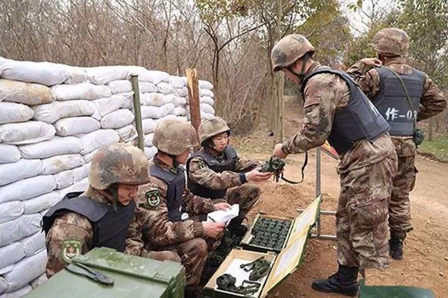 重度火力不足恐惧症：国产DSY151型温压手榴弹，单兵作战大杀器_腾讯新闻