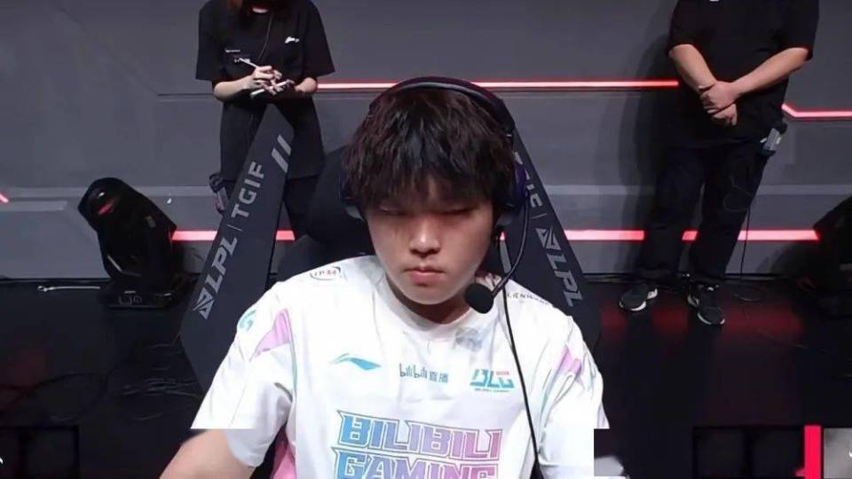 EDG官宣前IG选手加盟！C9下路公开嘲讽：LPL是个水平很差的赛区_腾讯新闻