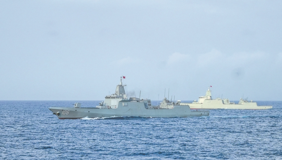 日本军舰逼近中国航母，半路被052D直接逼停_腾讯新闻