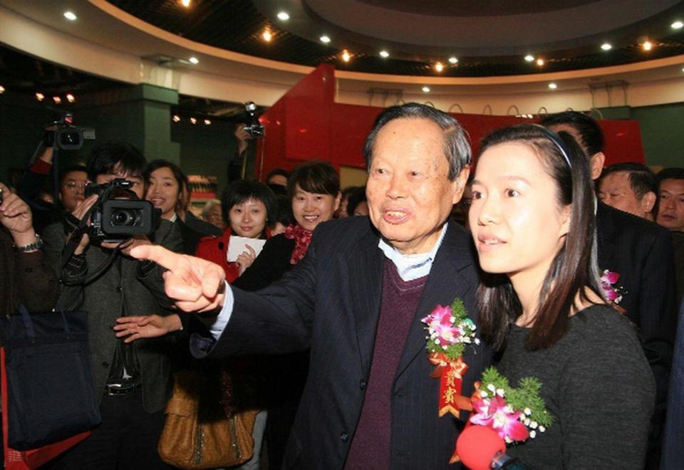 101岁杨振宁状态堪忧，翁帆早就冻9颗卵子，丈夫离世后可改嫁生育_腾讯新闻