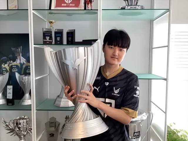 LCK天才少年Peyz谈史一AD标准：成绩出众，还要有相符表现！_腾讯新闻