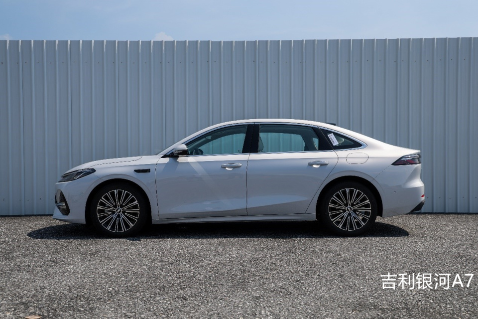 荣威M7 DMH对比吉利银河A7，谁表现更全面？_腾讯新闻