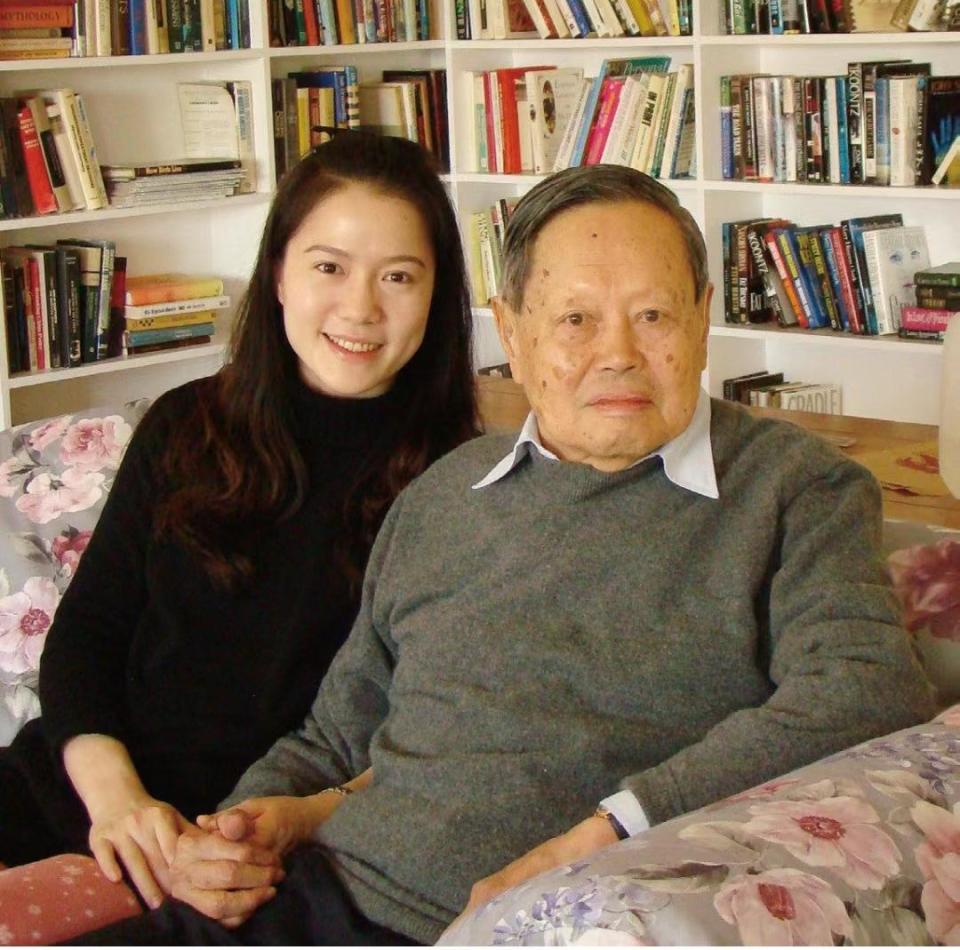 2021年，99岁杨振宁在北京家中留影，头发还很黑，翁帆明显长胖了_腾讯新闻