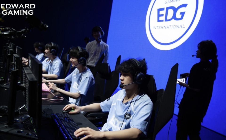 LPL夏季赛EDG0-2不敌WE！leave失误突然阵亡，EDG痛失好局_腾讯新闻